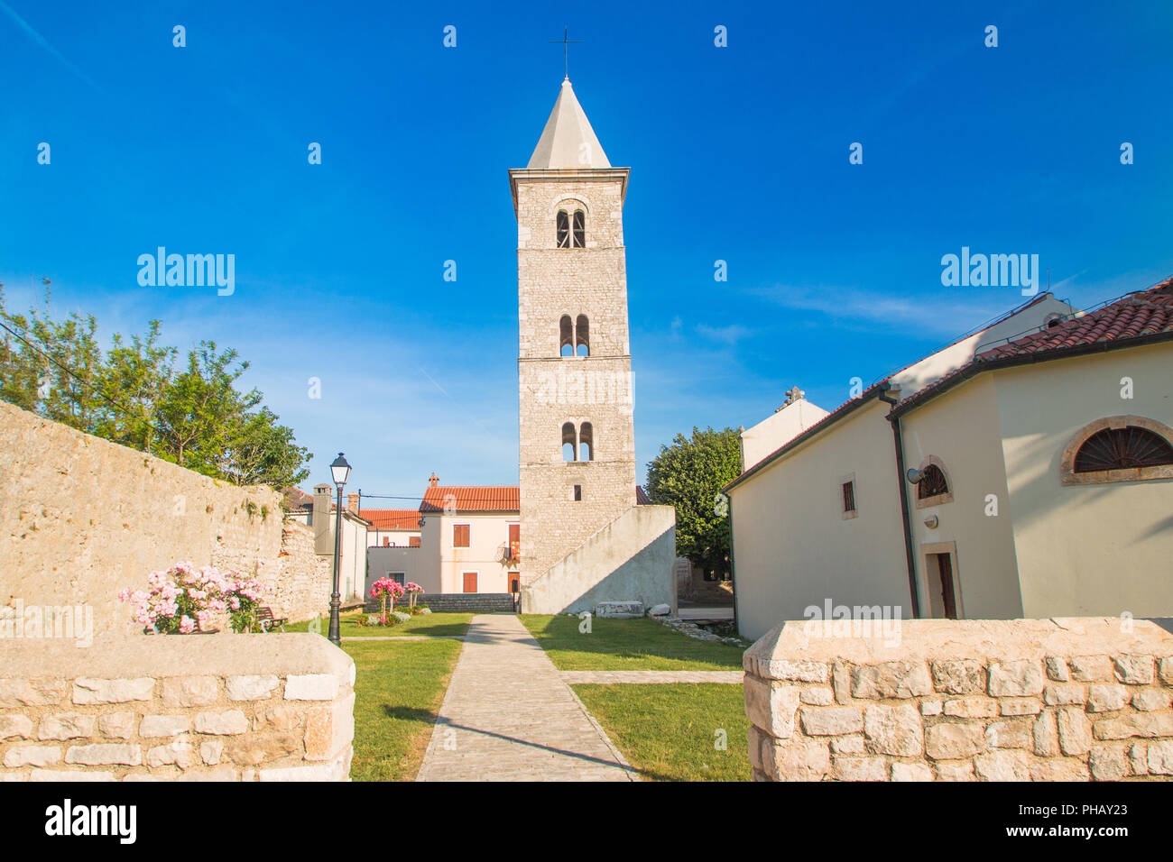 Torre della chiesa del nin immagini e fotografie stock ad alta ...