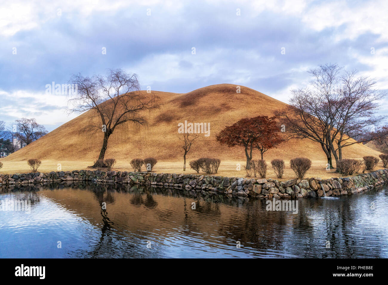 Complesso della tomba di daereungwon del parco dei tumuli immagini e ...