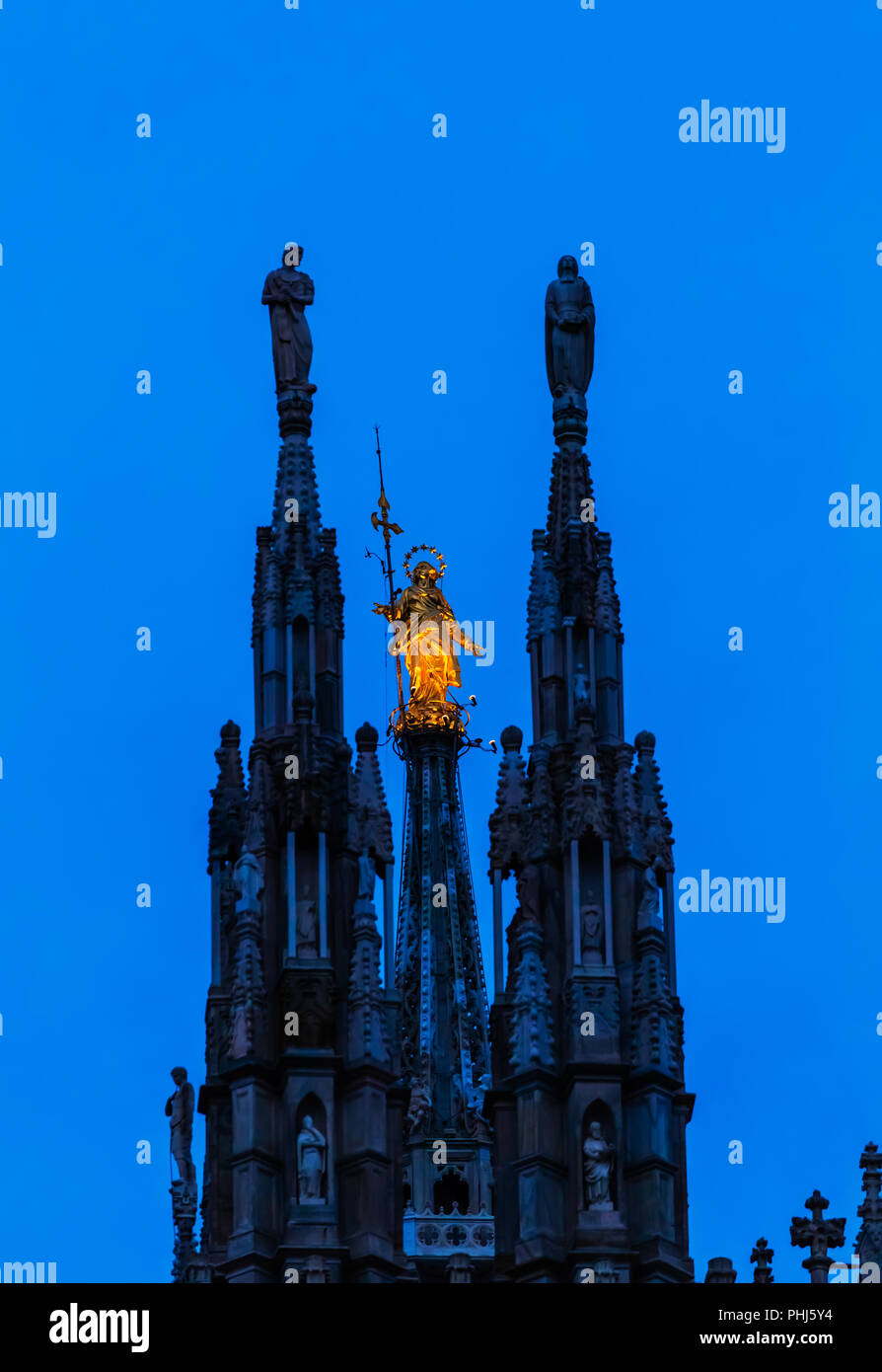 Duomo di milano di notte immagini e fotografie stock ad alta ...