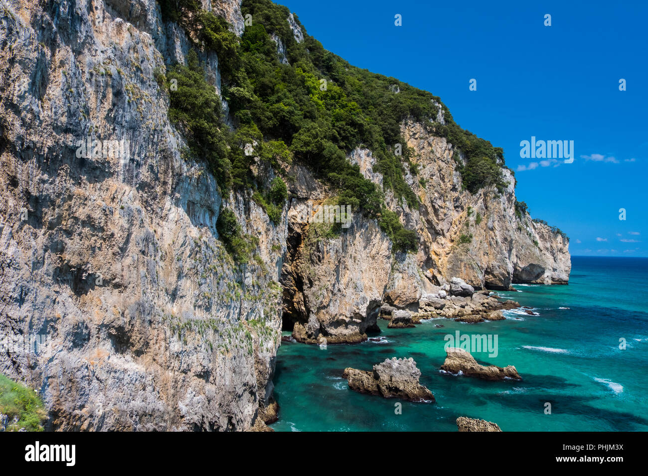 Scogliere e coste costiere immagini e fotografie stock ad alta ...