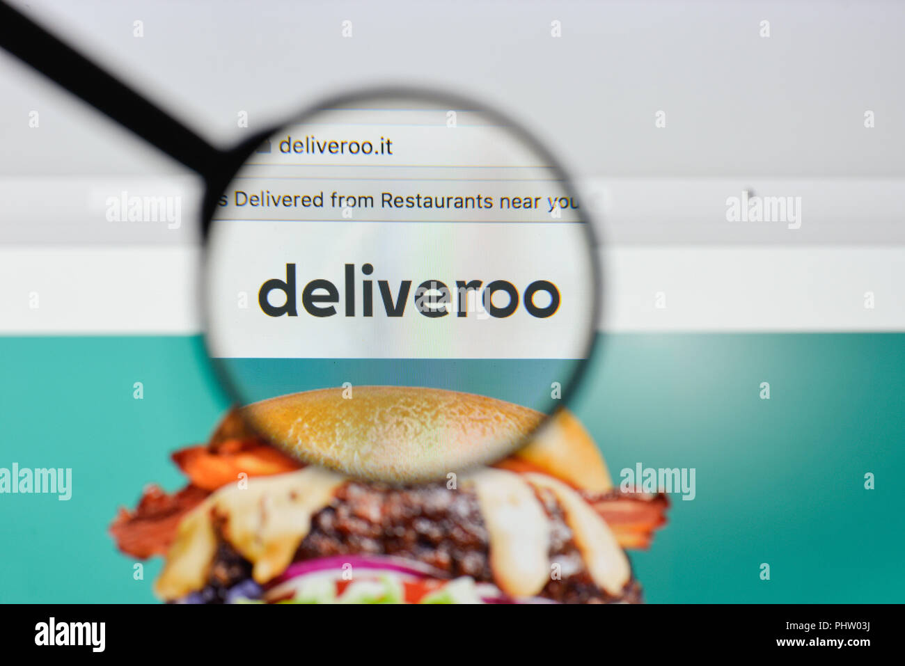 Logo deliveroo immagini e fotografie stock ad alta risoluzione - Alamy
