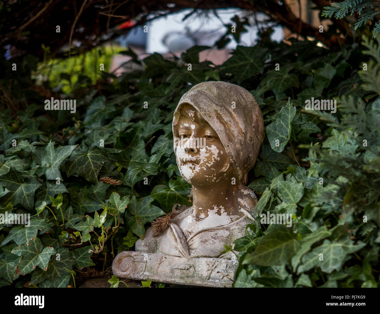 Scultura bianca di donna in giardino immagini e fotografie stock ad ...
