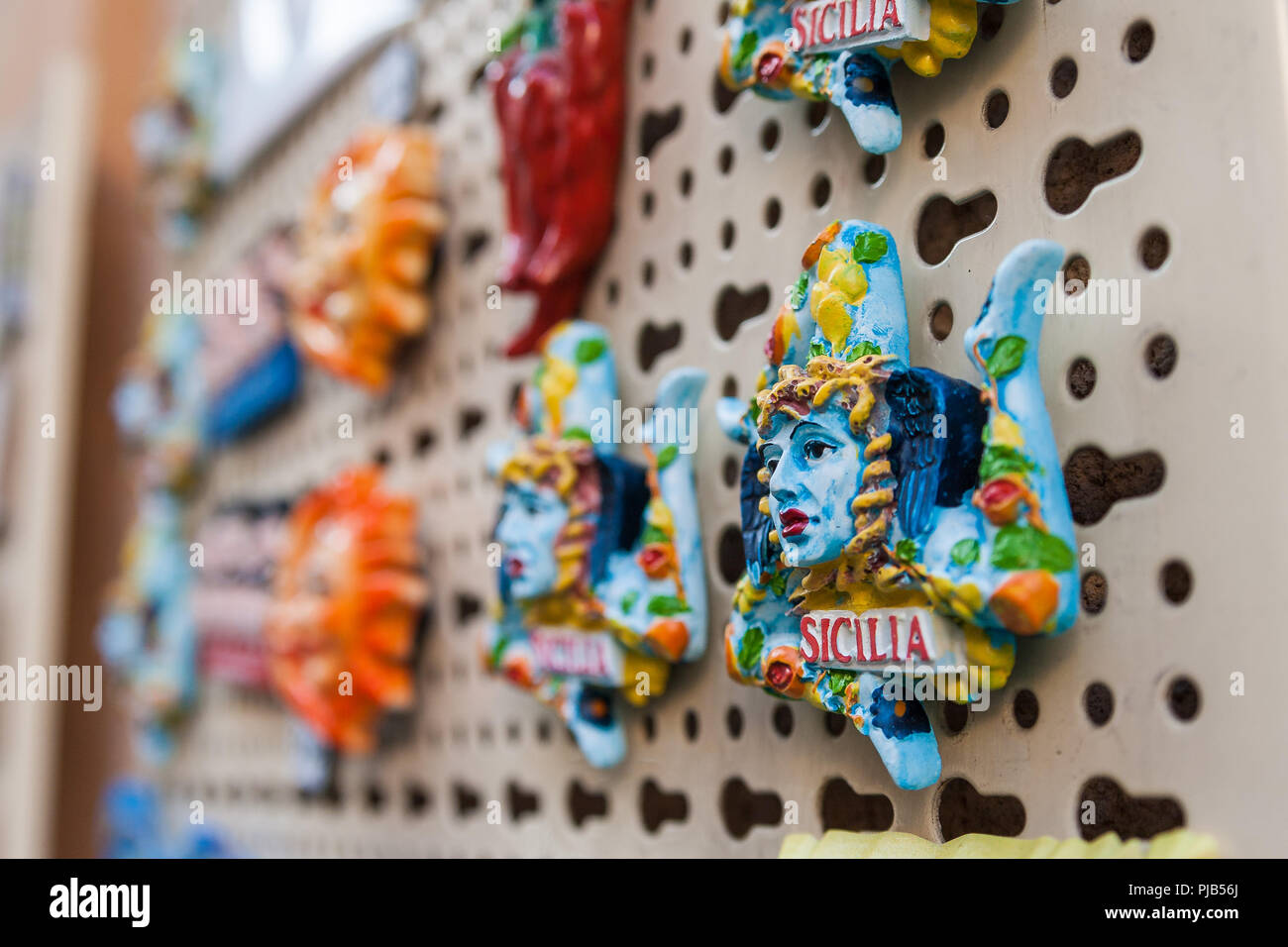 TAORMINA, Italia - 16 ottobre 2014: Prodotti Tipici Siciliani Souvenir ...