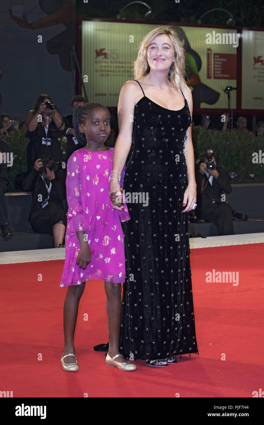 Valeria Bruni Tedeschi con la figlia Celine Garrel frequentando il 'Les estivants / La casa ...