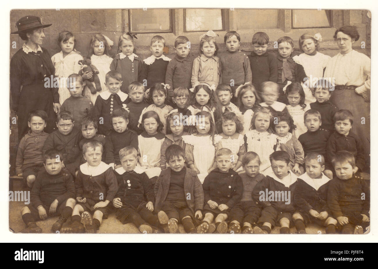 Primi del novecento cartolina di classe infantile al di fuori della ...