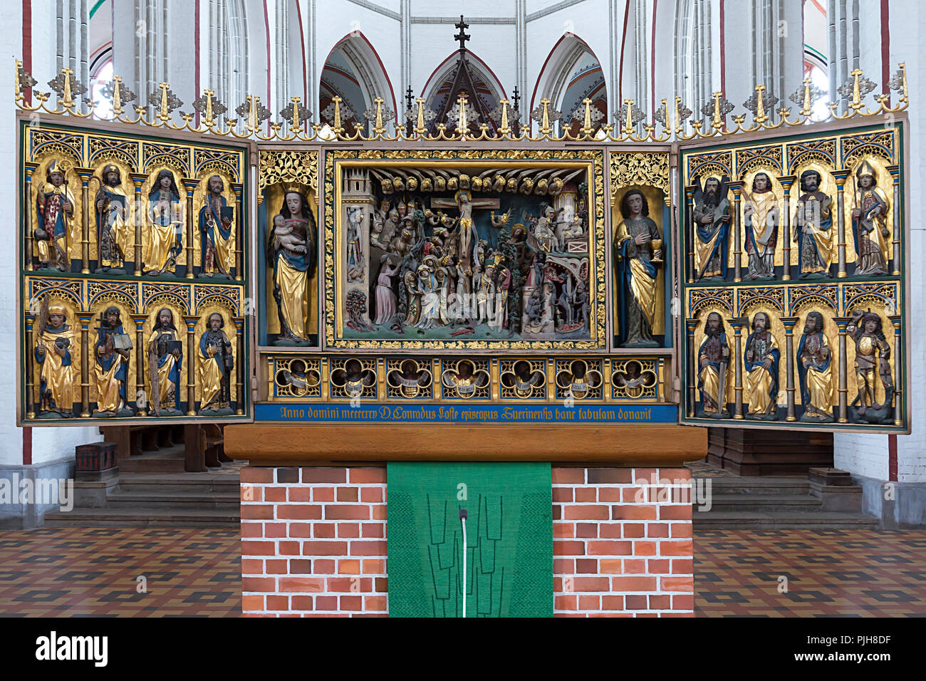 Retable of the crucifixion immagini e fotografie stock ad alta risoluzione - Alamy