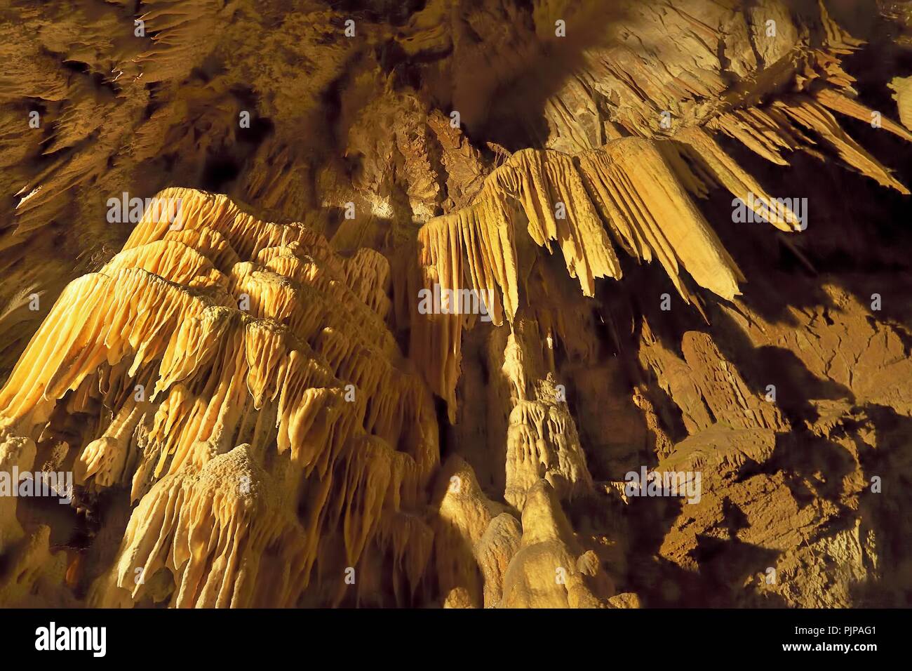 Stalattiti e stalagmiti immagini e fotografie stock ad alta risoluzione ...
