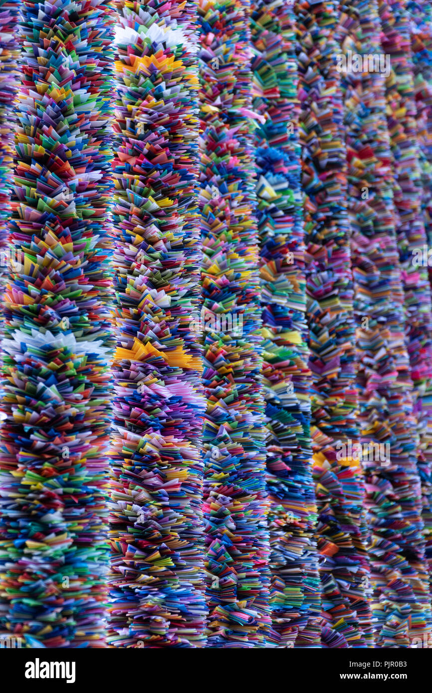 Lavoro di arte fatta di colorati di plastica riciclata Foto stock - Alamy