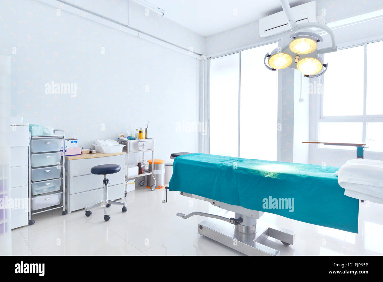 Ottenere la sala operatoria pronta per il paziente immagini e ...