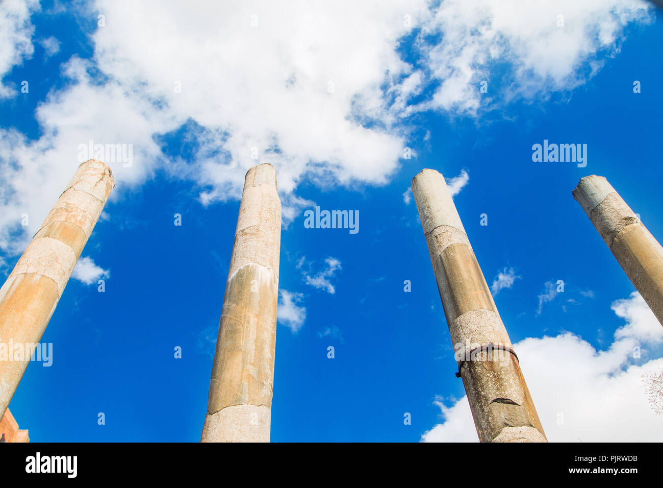 Le quattro colonne del tempio di Venere accanto alla via Sacra a Roma ...
