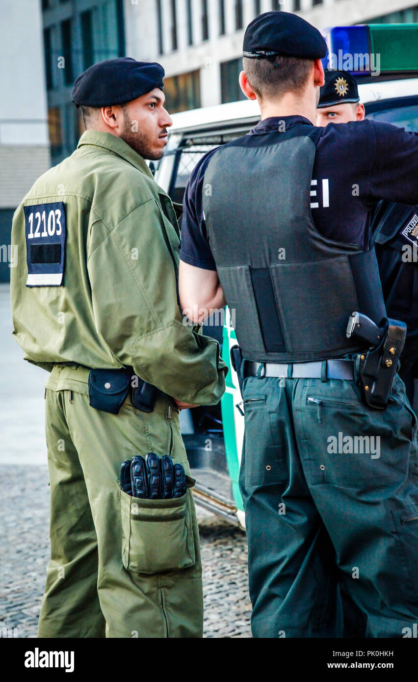 German police uniforms immagini e fotografie stock ad alta risoluzione ...