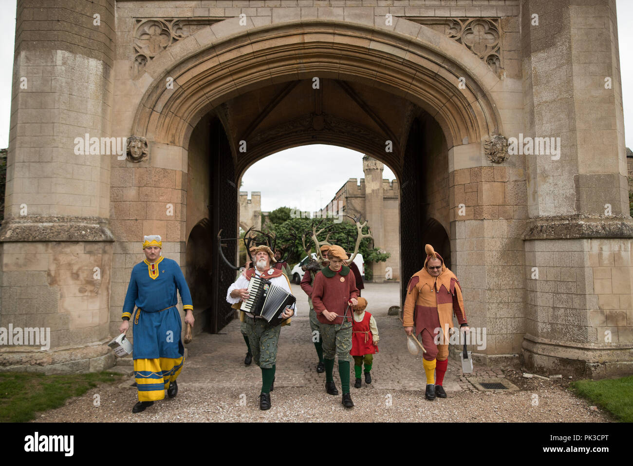 Danza popolare inglese le cui origini risalgono immagini e fotografie ...