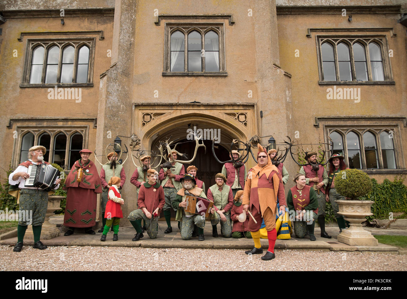 Danza popolare inglese le cui origini risalgono immagini e fotografie ...