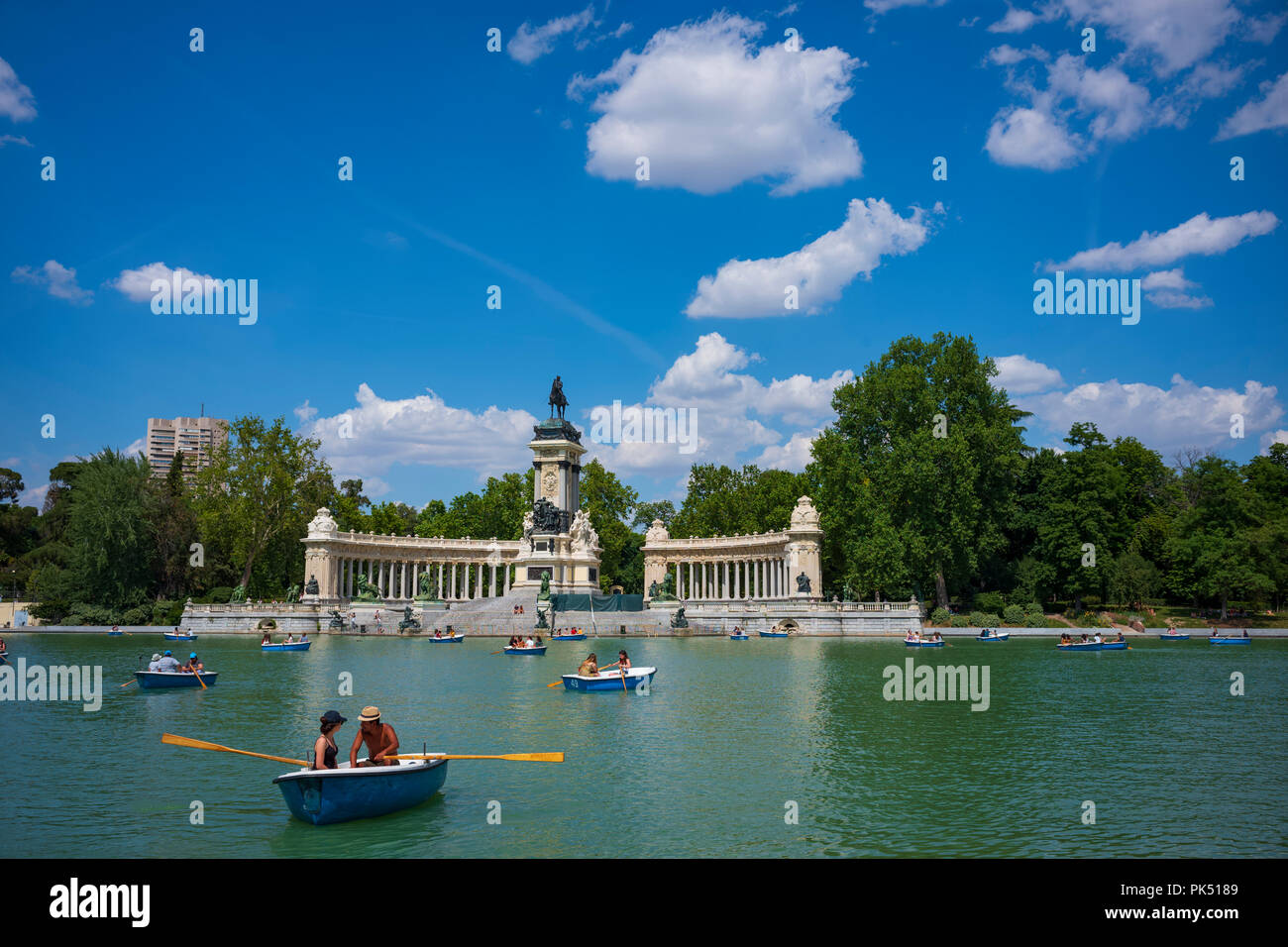 Il lago Retiro Park è un luogo popolare per i visitatori che si godono ...