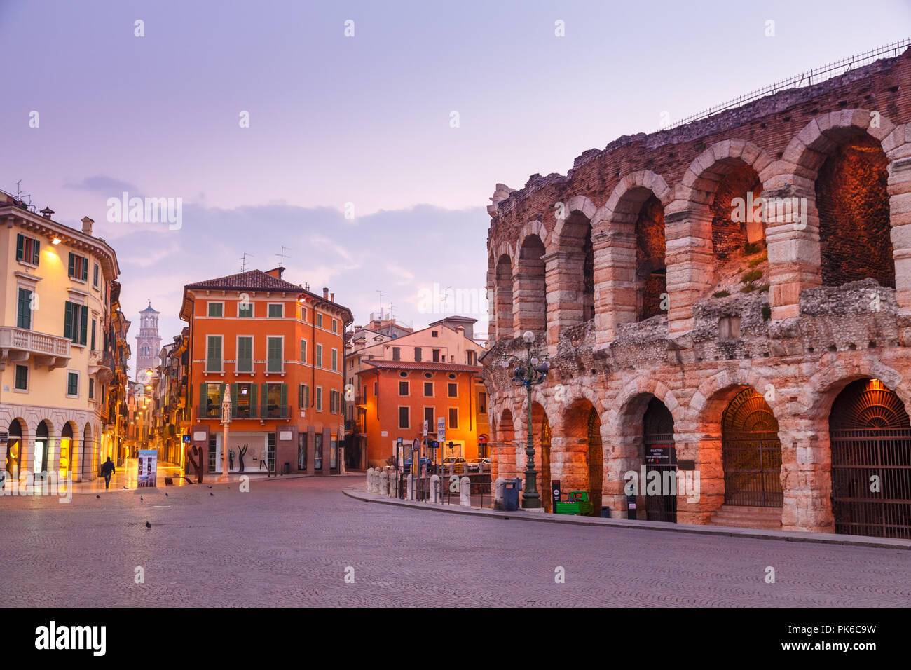 Arena di verona di notte immagini e fotografie stock ad alta ...