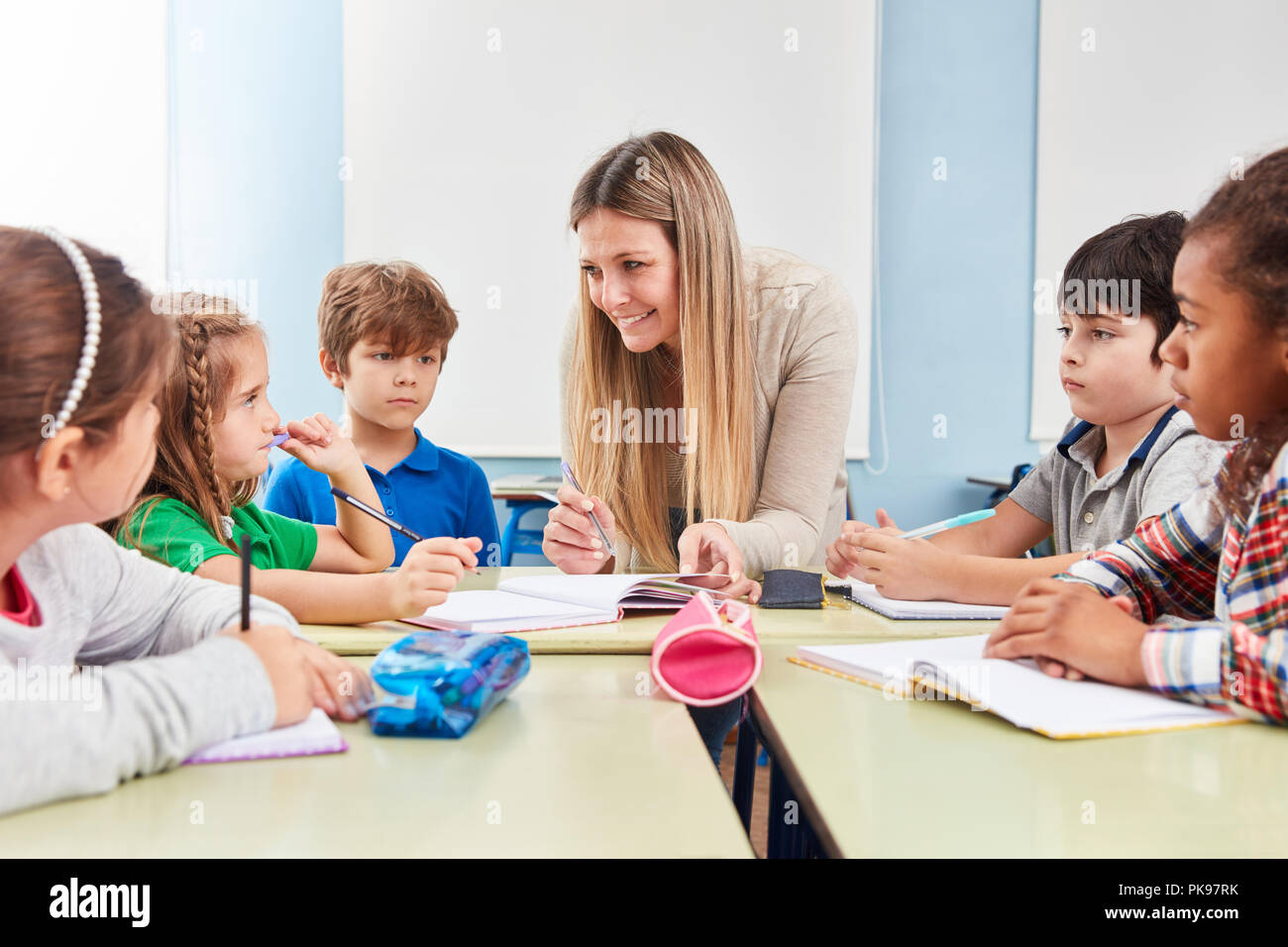 Gruppo di bambini che fanno i compiti immagini e fotografie stock ad ...