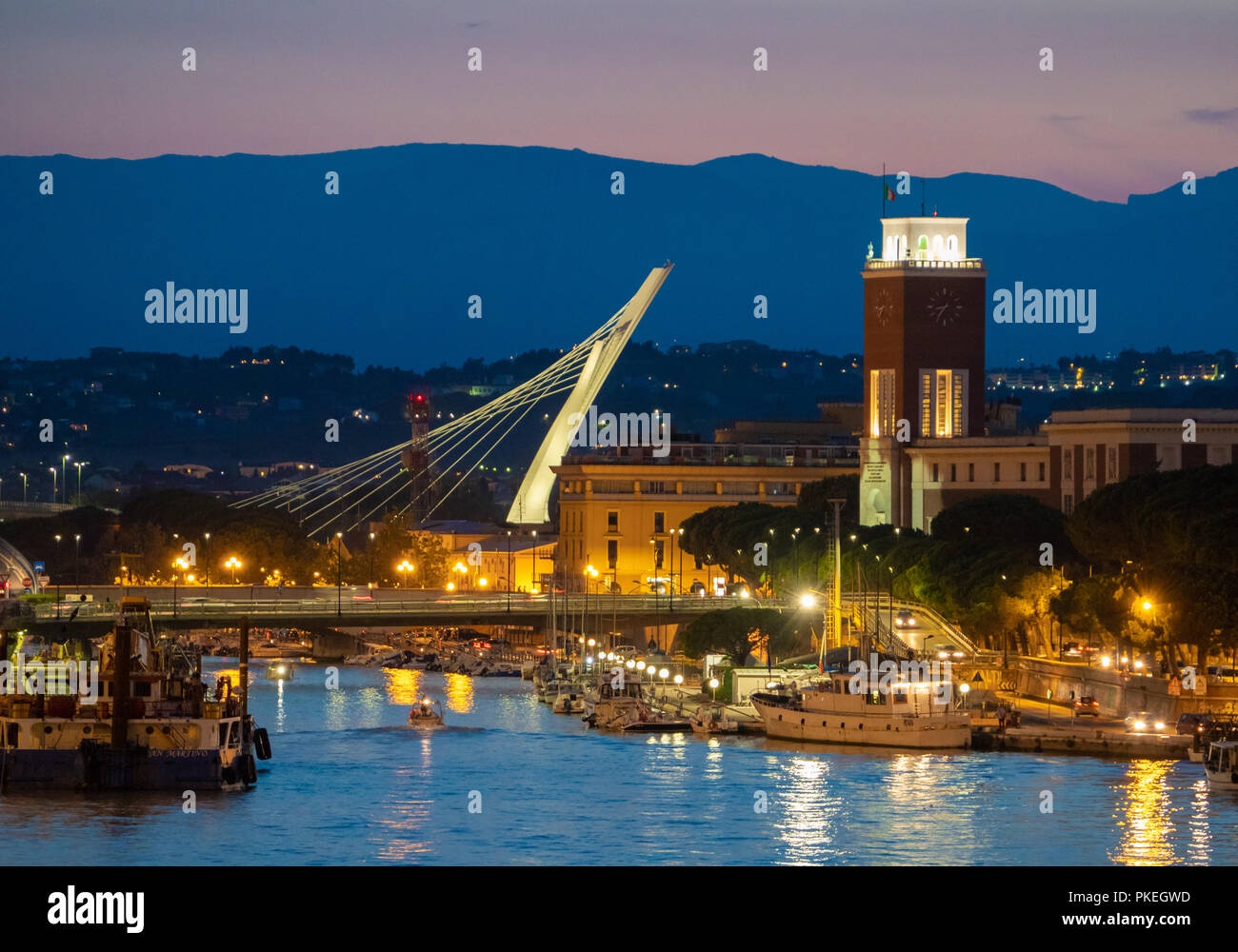Pescara, Italia - La vista del tramonto dal ponte del Mare ponte ...
