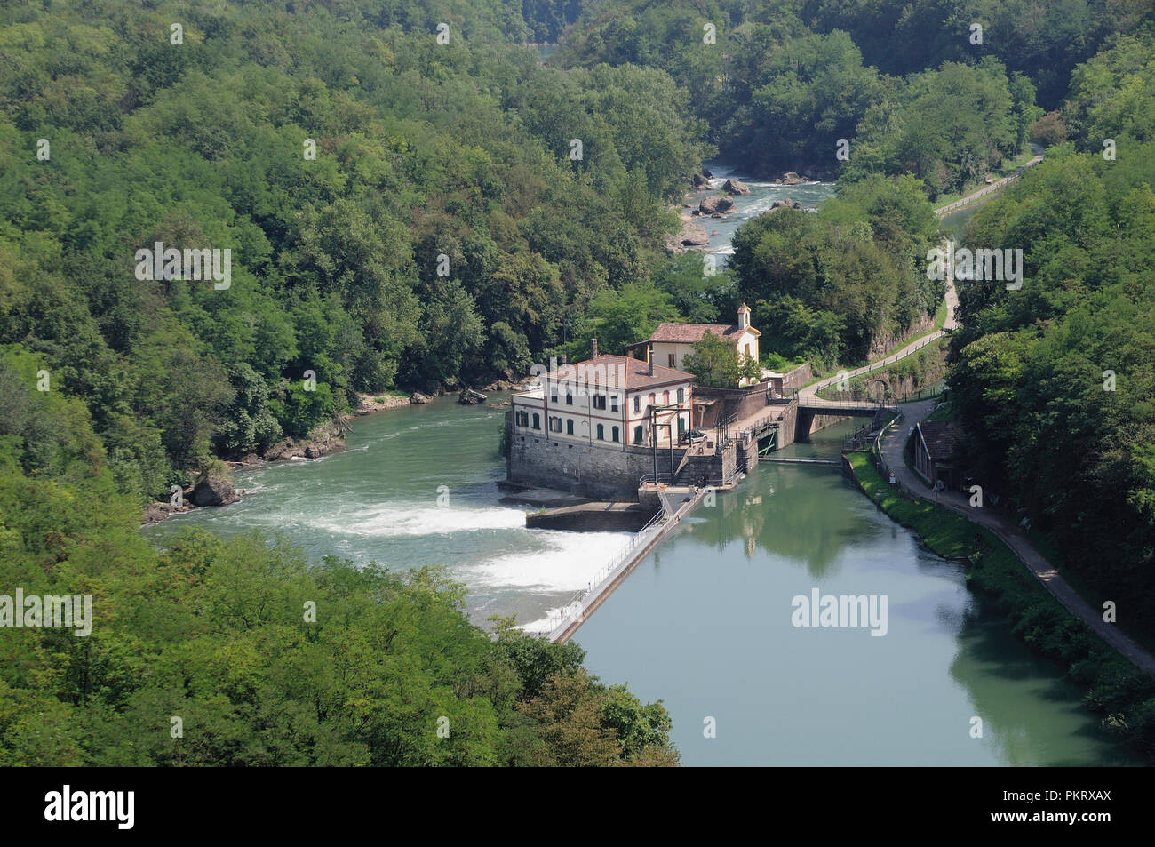 L'Italia, Lombardia, Valle Adda, vista sul canale dal ponte in ferro di ...