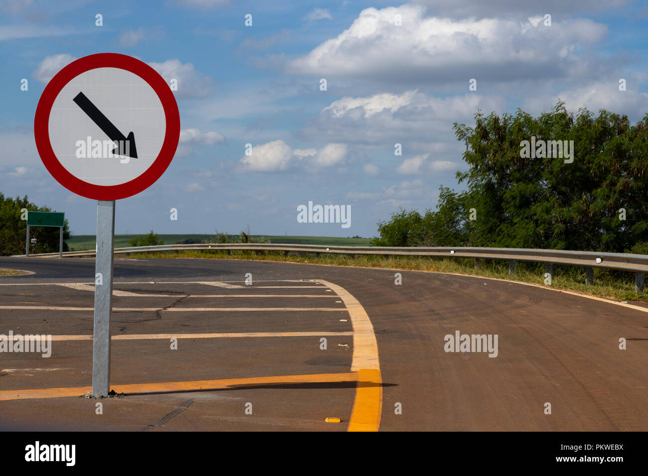 Autostrada con una pericolosa svolta a sinistra. Segnalazione Foto ...