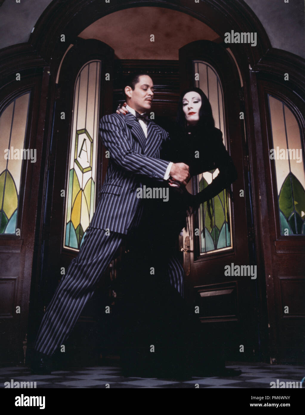 Raul julia anjelica huston family immagini e fotografie stock ad alta ...