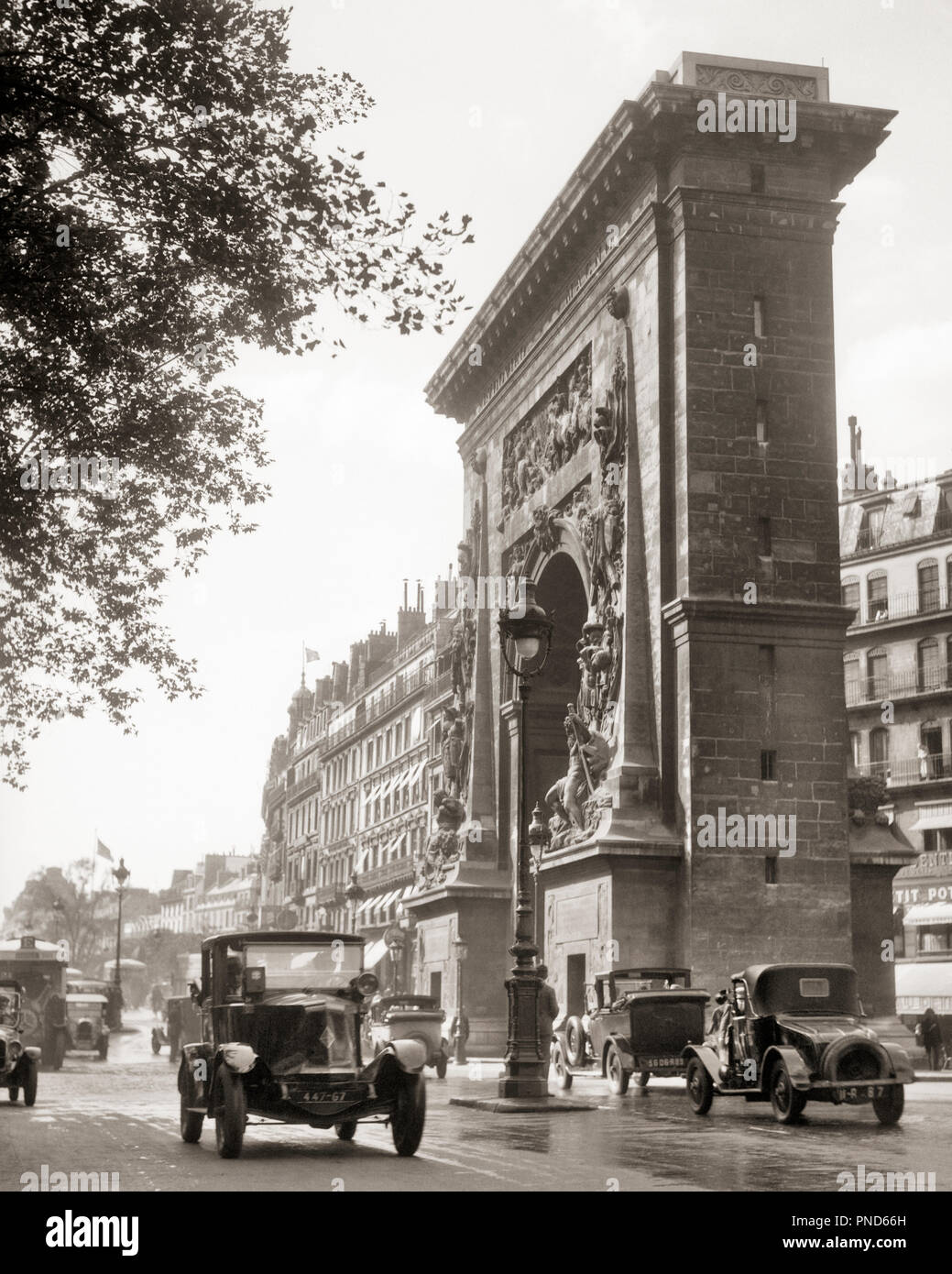 1920s AUTOMOBILES PASSANDO PORTE SAINT DENIS ARCH A SAINT DENIS ...
