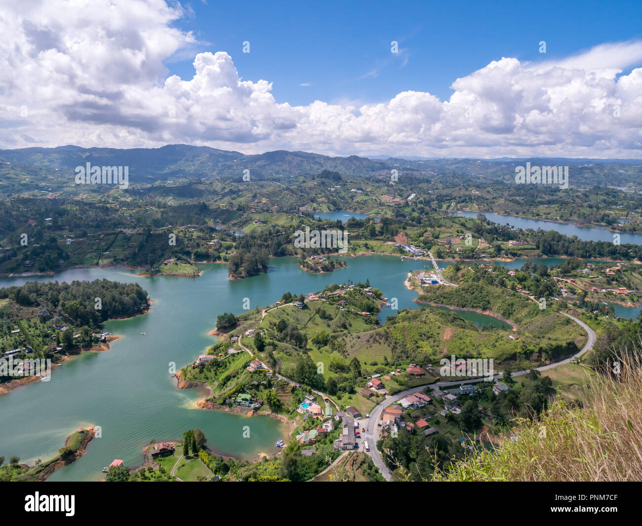 Il lago di Guatape dal Rock di Guatape (Piedra del Penol) a Medellin ...