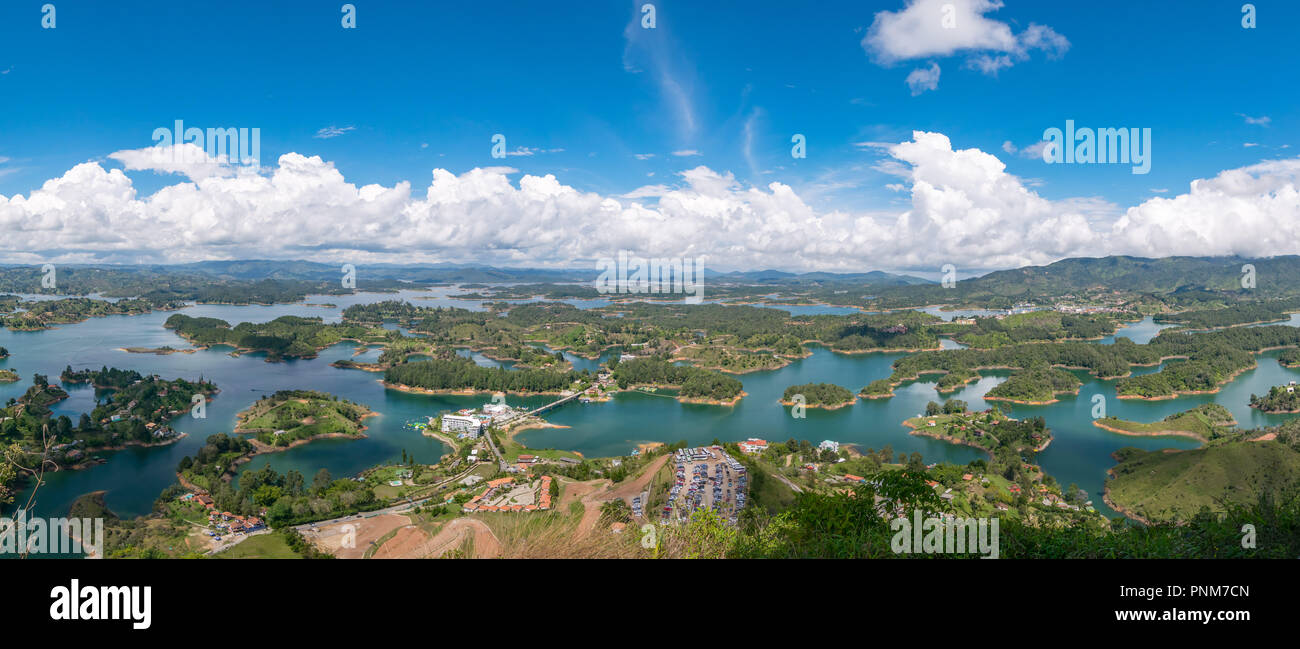 Il lago di Guatape dal Rock di Guatape (Piedra del Penol) a Medellin ...