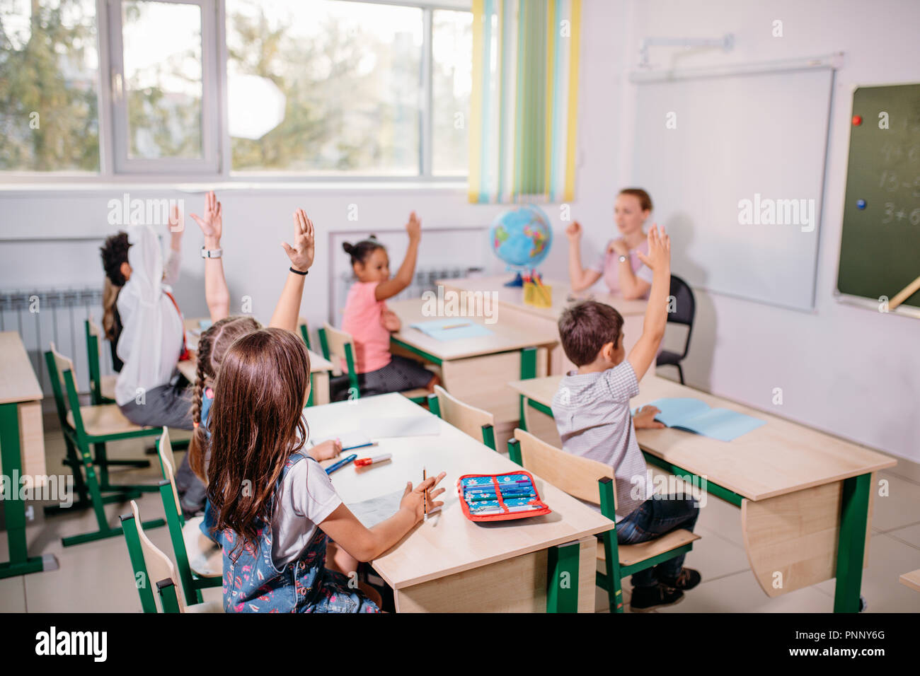 Studente alzando la mano in classe immagini e fotografie stock ad alta ...