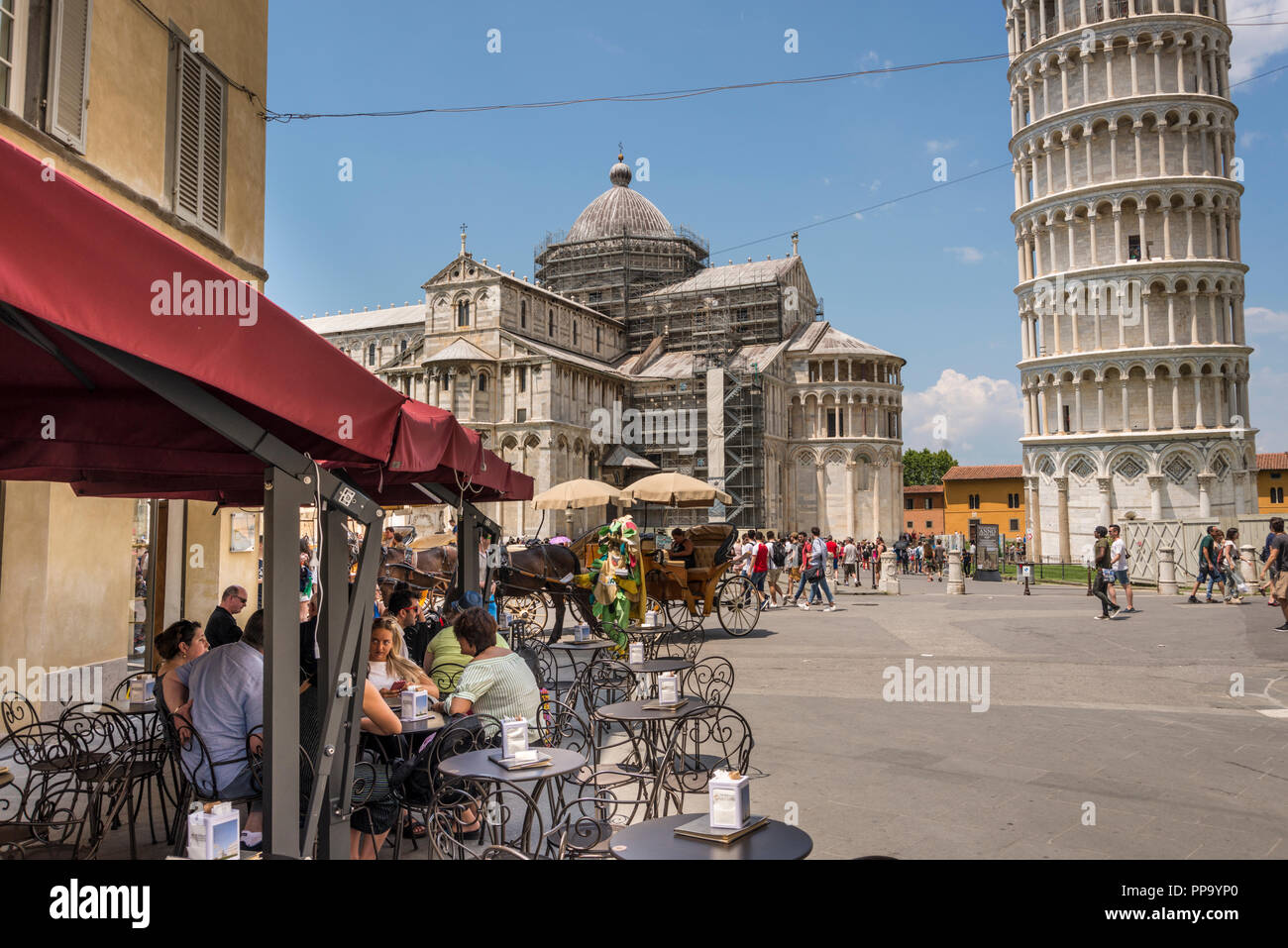 Pavement Cafe con la Cattedrale di Pisa e la Torre di Pisa in ...