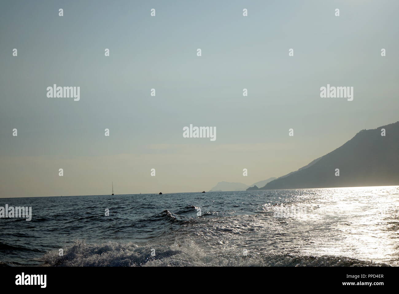 Costiera amalfitana in barca al tramonto immagini e fotografie stock ad alta risoluzione - Alamy