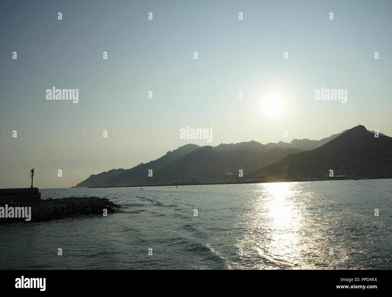 Costiera amalfitana in barca al tramonto immagini e fotografie stock ad alta risoluzione - Alamy