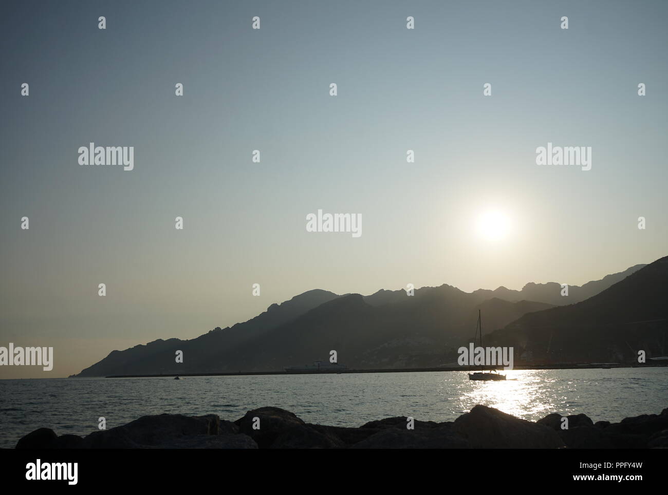 Costiera amalfitana in barca al tramonto immagini e fotografie stock ad alta risoluzione - Alamy