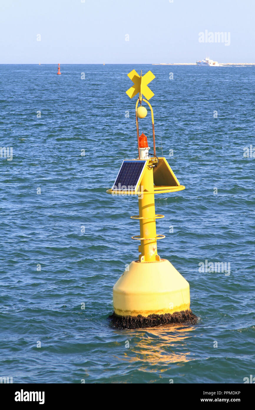 Giallo boa di navigazione marker nel canale del mare Foto stock - Alamy