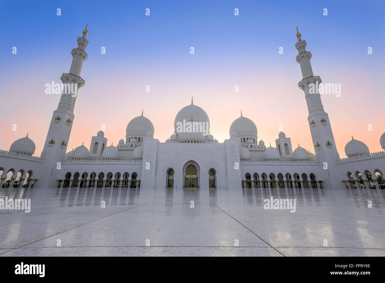 Moschea Dello Sceicco Zayed Al Tramonto Immagini e Fotos Stock - Alamy