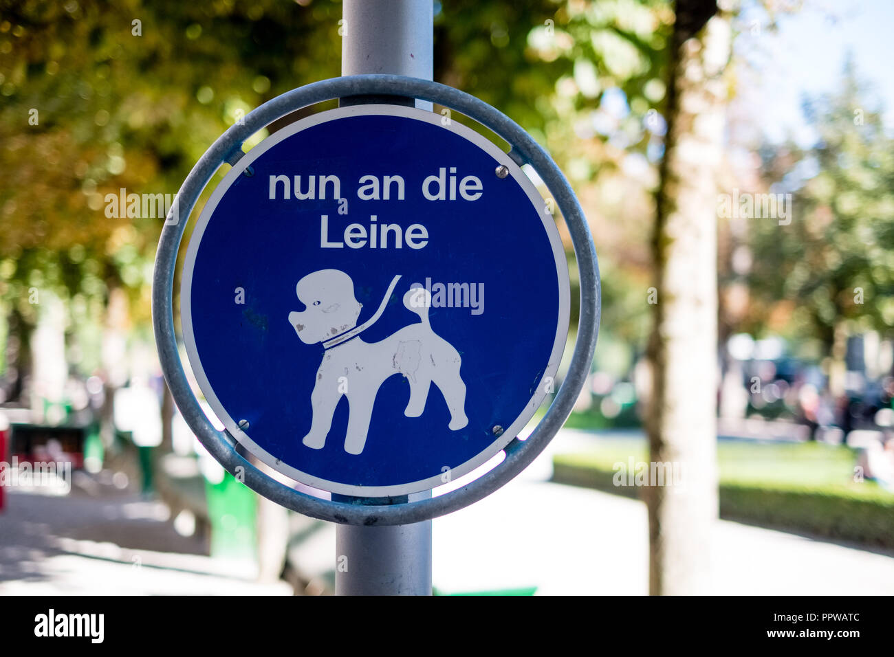 Cartello blu rotondo immagini e fotografie stock ad alta risoluzione ...