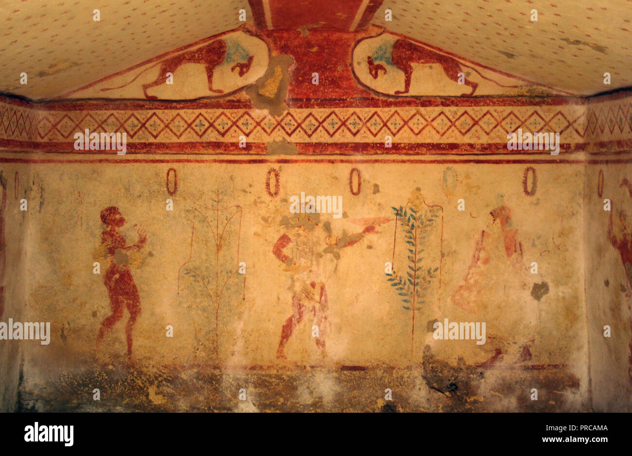 Interno di una tomba etrusca nella necropoli di Tarquinia, Italia Foto ...