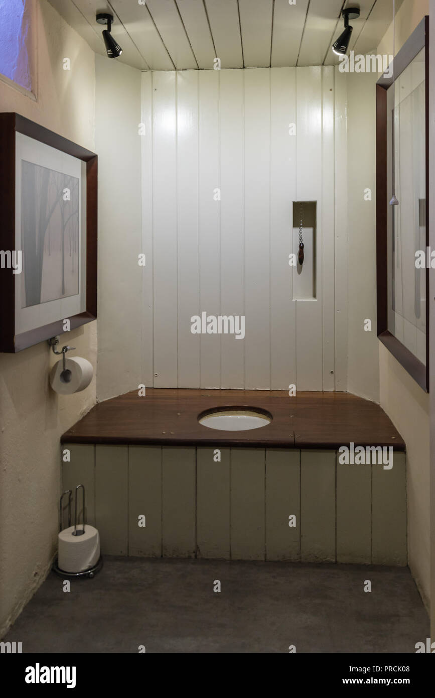 Old fashioned toilet immagini e fotografie stock ad alta risoluzione ...