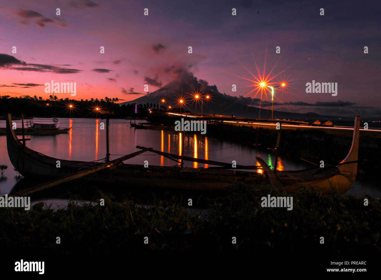 Vulcano mayon al tramonto immagini e fotografie stock ad alta ...
