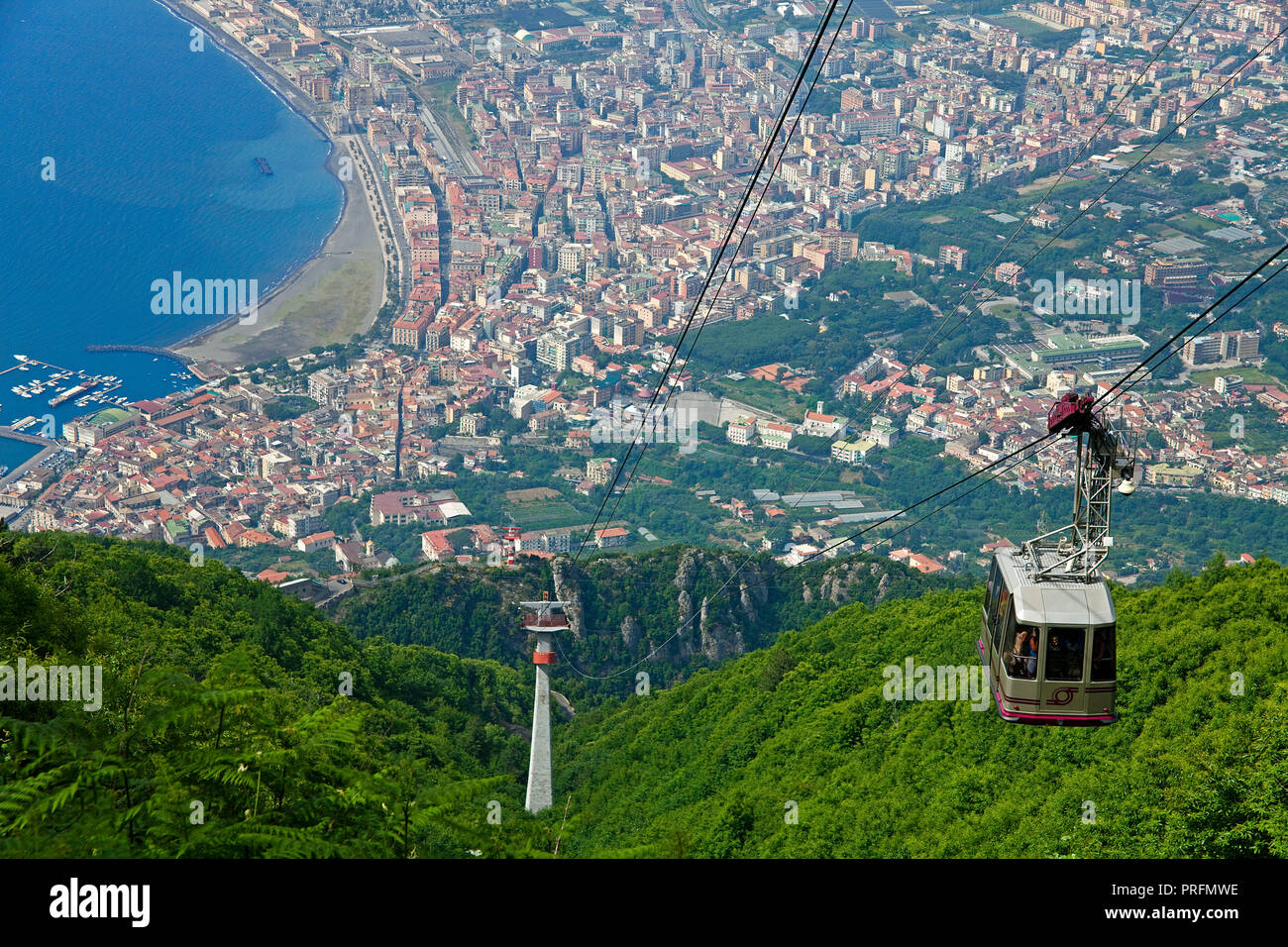 La funivia del Monte Faito, vista su Castellammare di Stabia, penisola ...