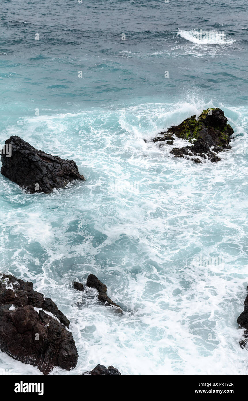 Costa spruzzo marea vacanza onde di roccia vulcanica immagini e ...