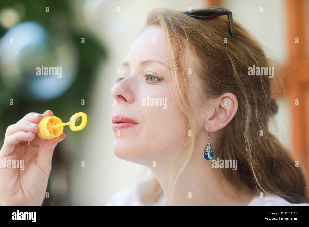 Soffiando 1 persona 30 anni adulto immagini e fotografie stock ad alta ...