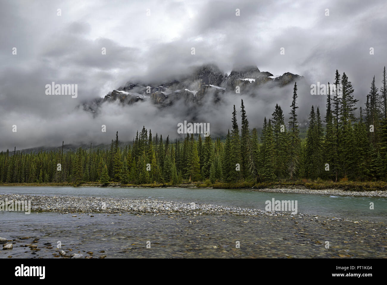 Castello di montagna e arco fiume immagini e fotografie stock ad alta ...