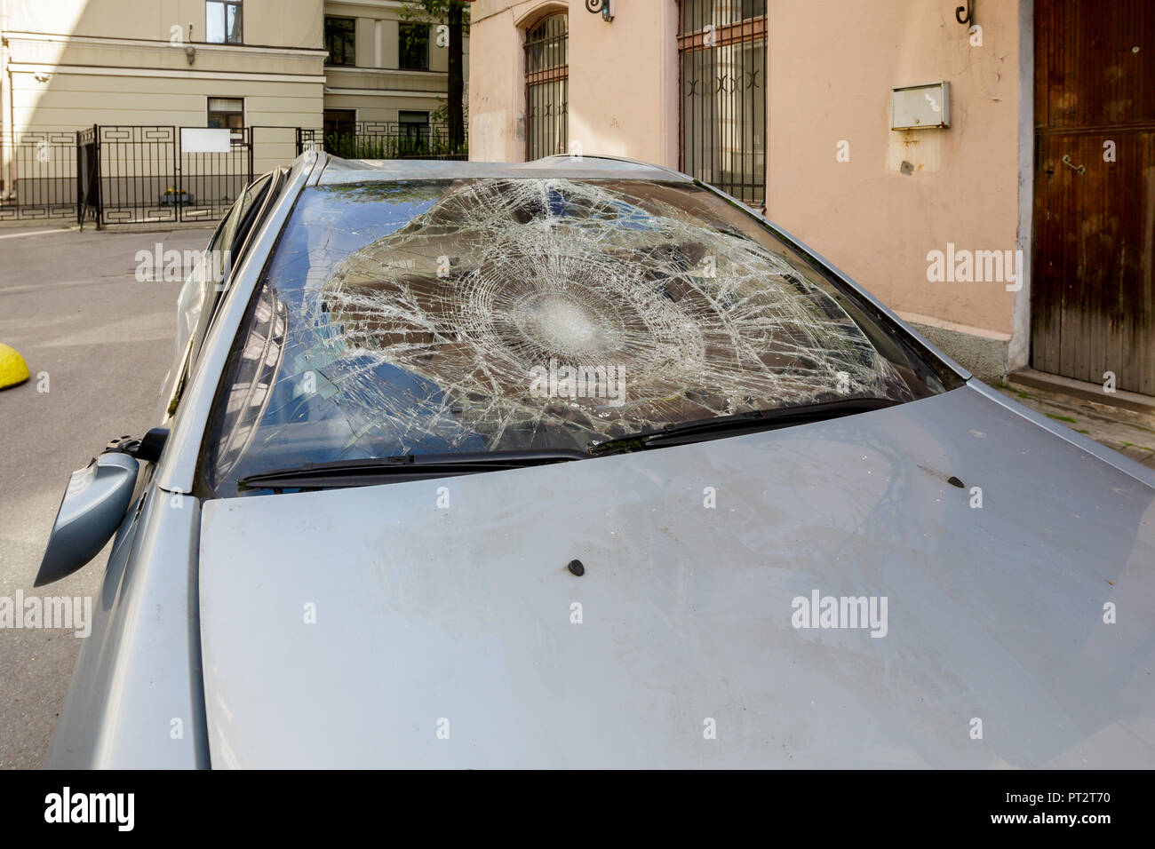Parabrezza rotto dell'auto immagini e fotografie stock ad alta ...