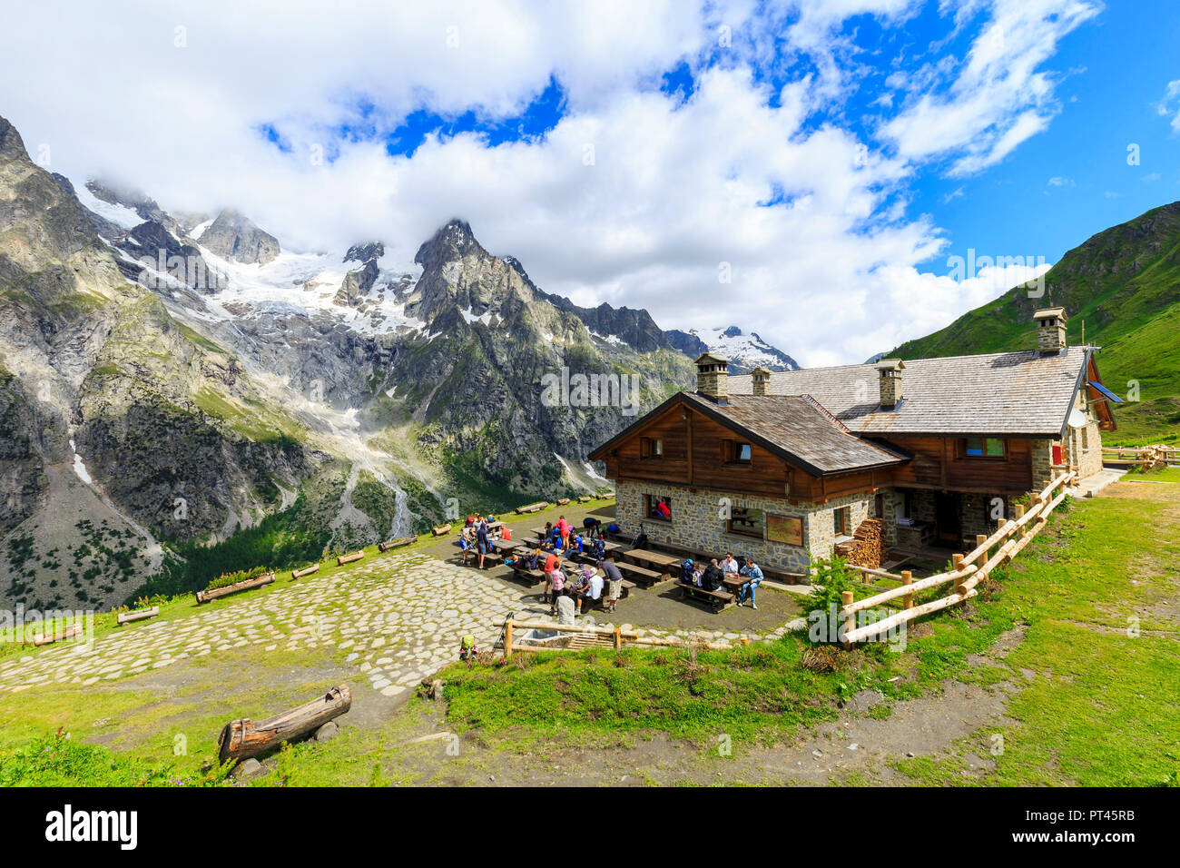 Rifugio bonatti bonatti hut immagini e fotografie stock ad alta ...