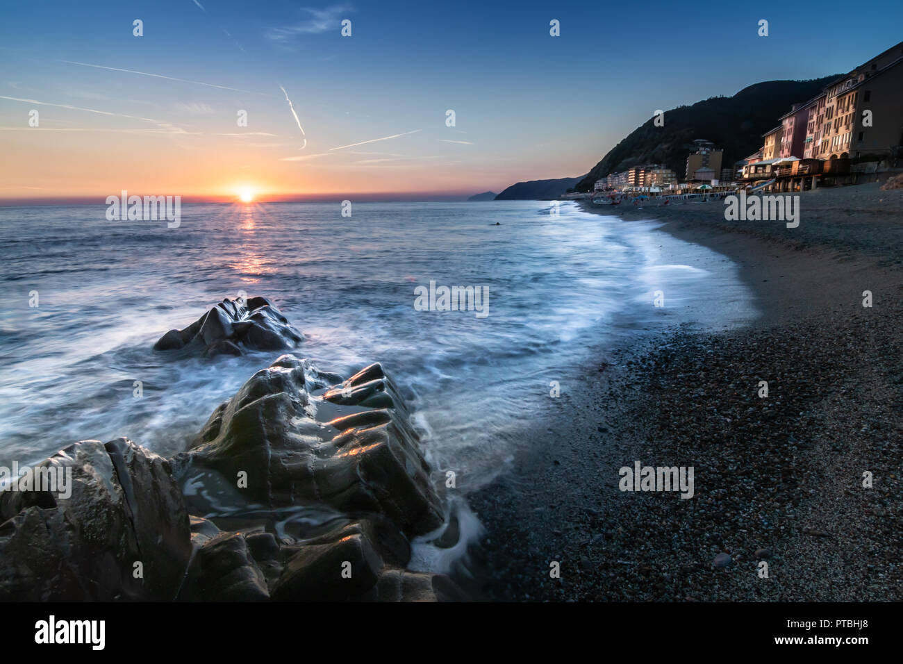 Tramonto a Deiva Marina La Spezia Liguria Cinque Terre Italia paesaggio ...