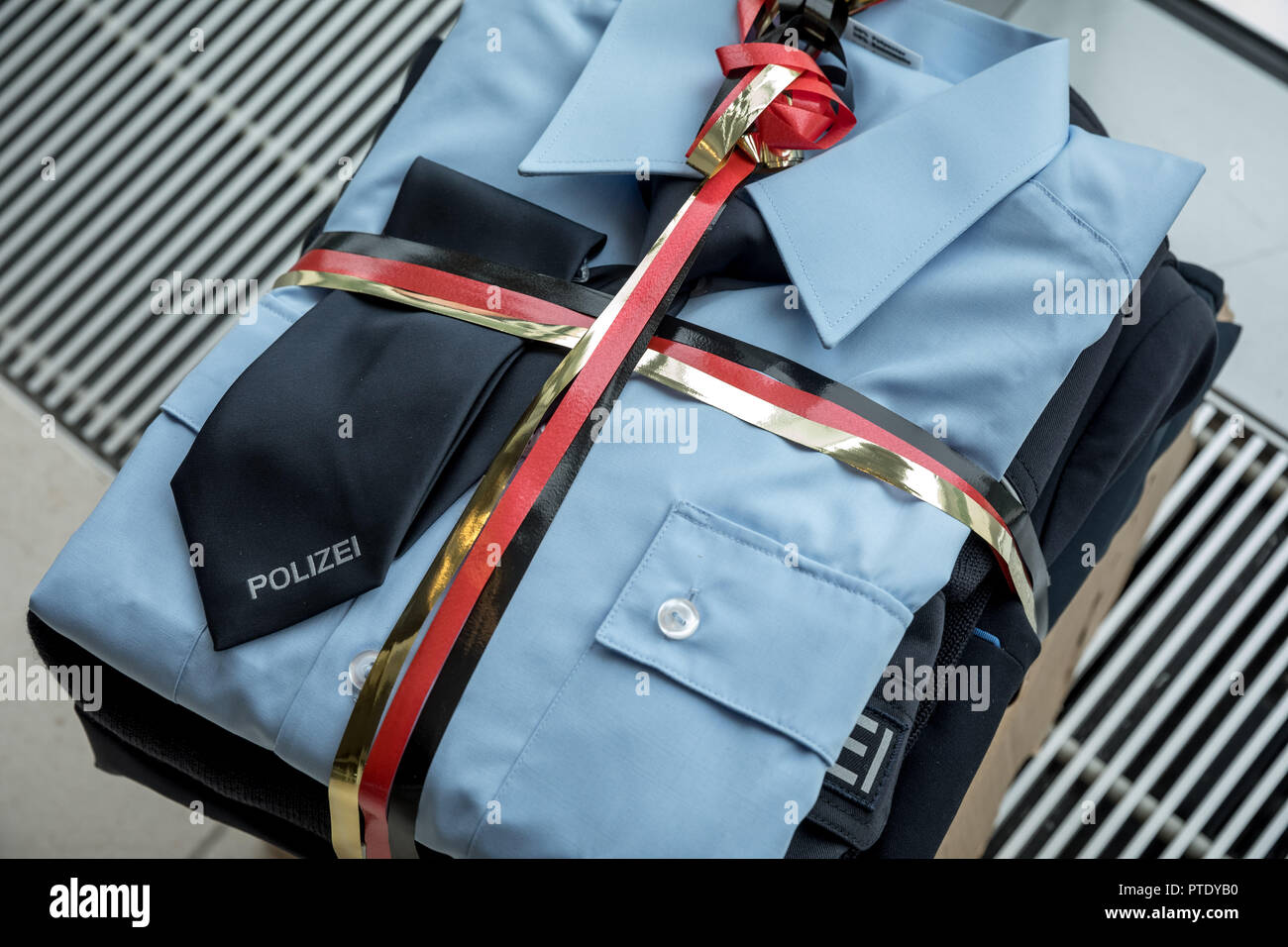 German police uniforms immagini e fotografie stock ad alta risoluzione ...