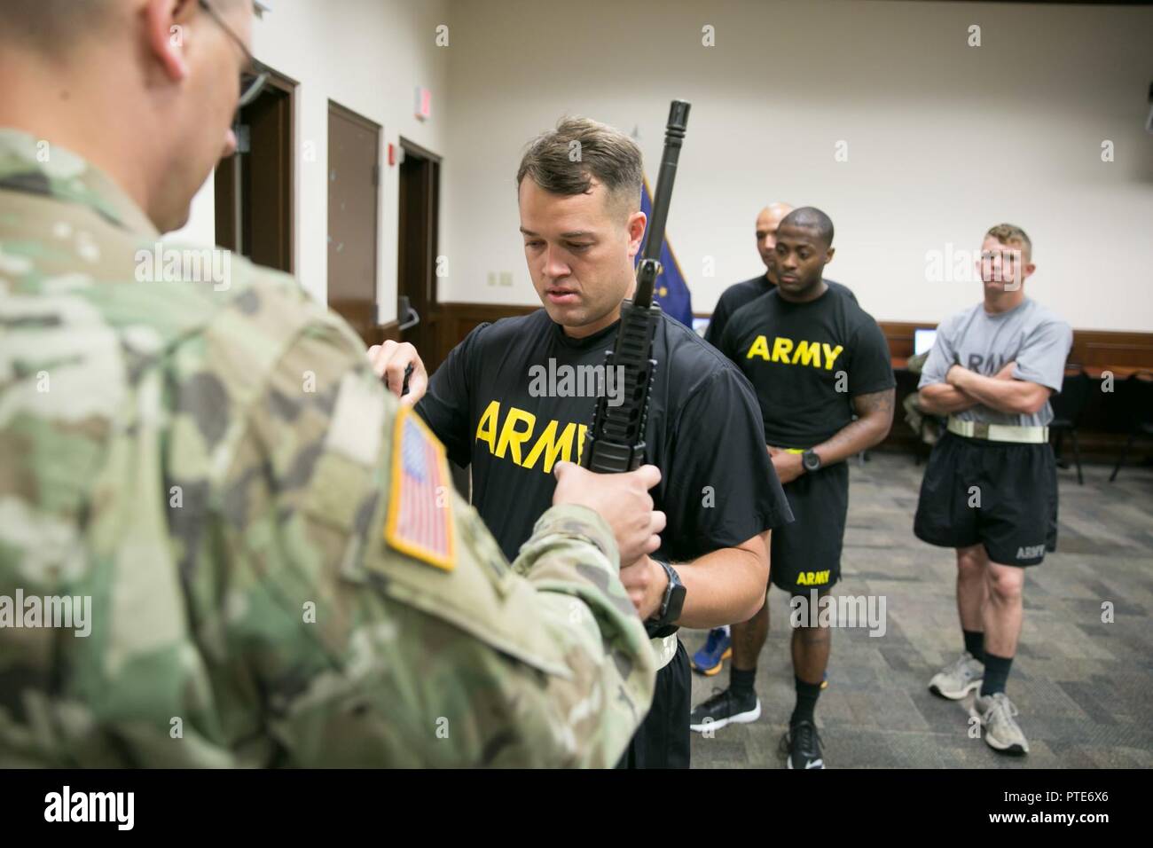 Stati Uniti Il personale dell'esercito Sgt. Jared Casey, assegnato a ...