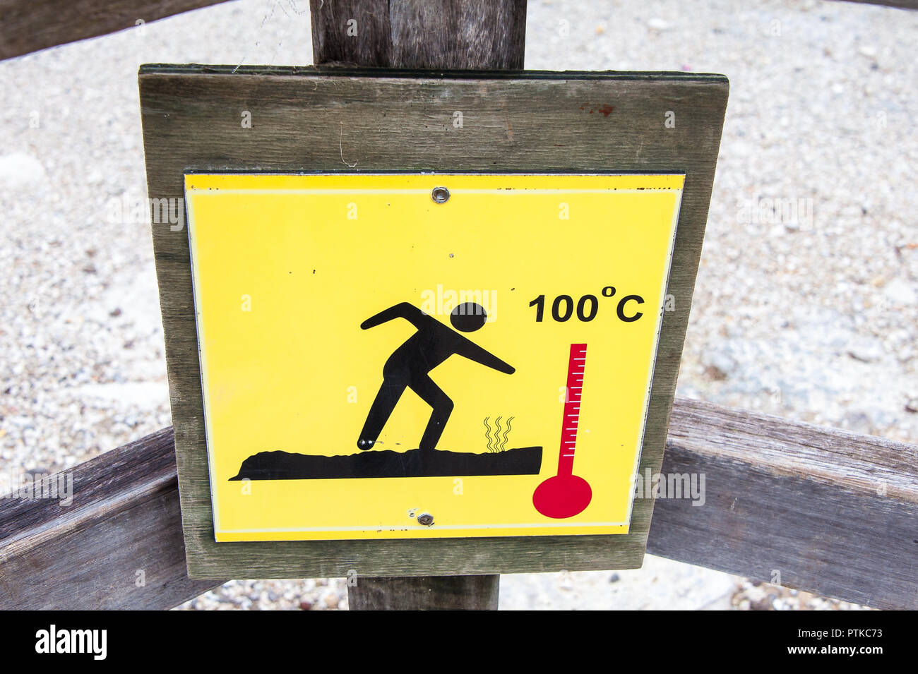 Cartello segnaletico raffigurante molto calde temperature a un parco ...