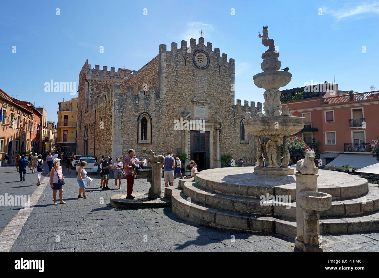 Duomo - Cattedrale di Taormina e del barocco ben a Piazza Duomo, il ...