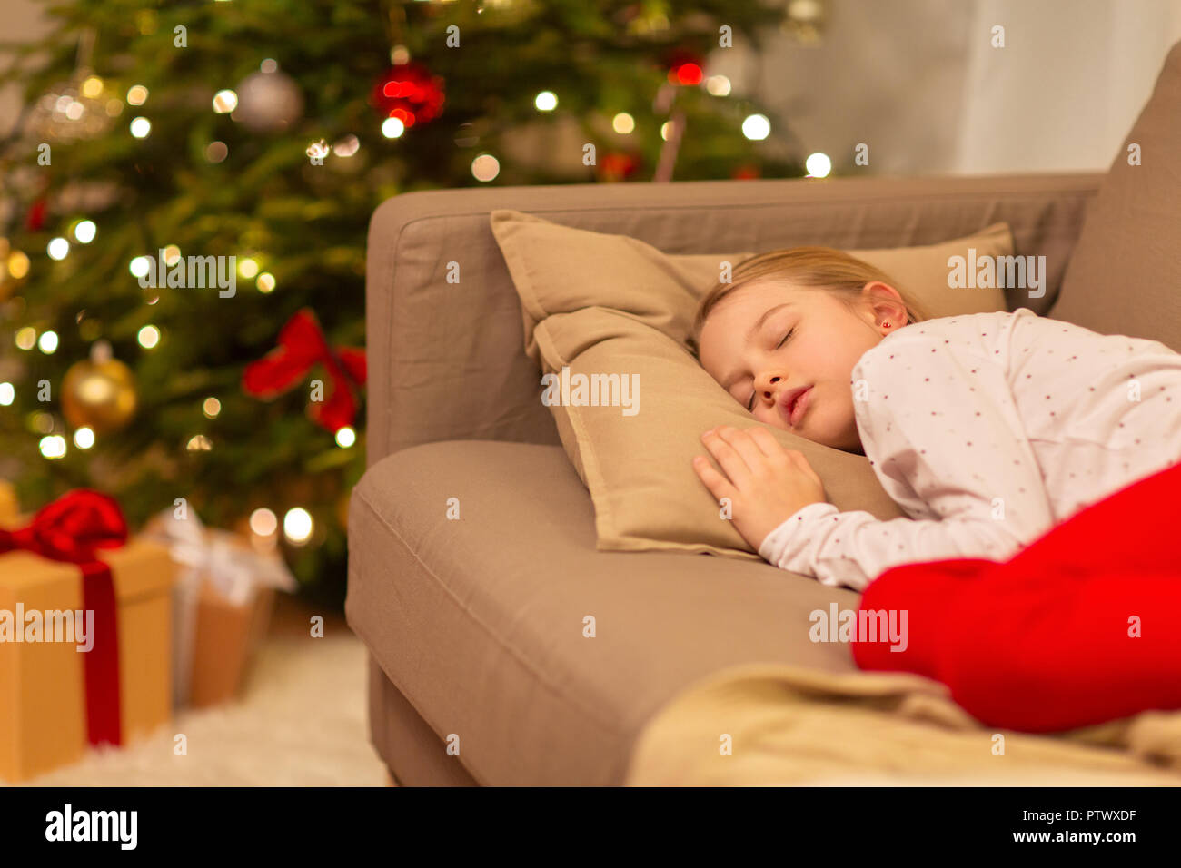 Ragazza addormentata sul divano immagini e fotografie stock ad alta ...